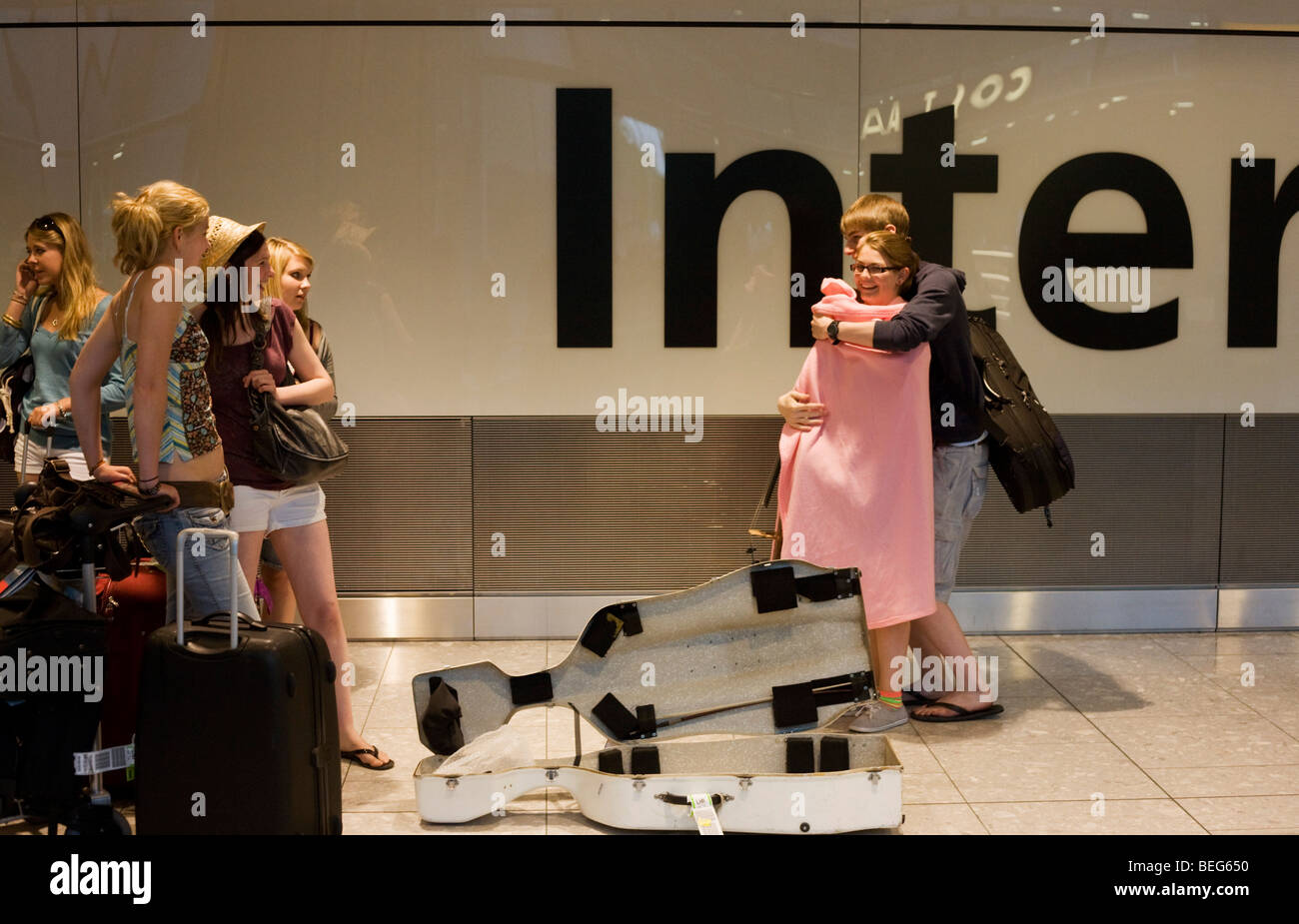 Students arrivals uk airports hi-res stock photography and images - Alamy