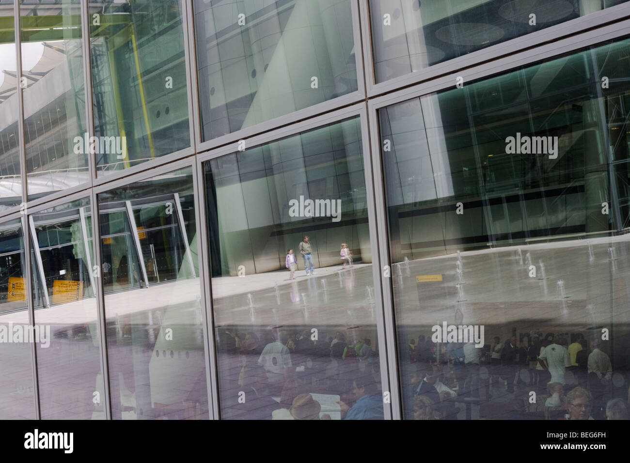 Terminal 5 heathrow airport outside hi-res stock photography and images ...
