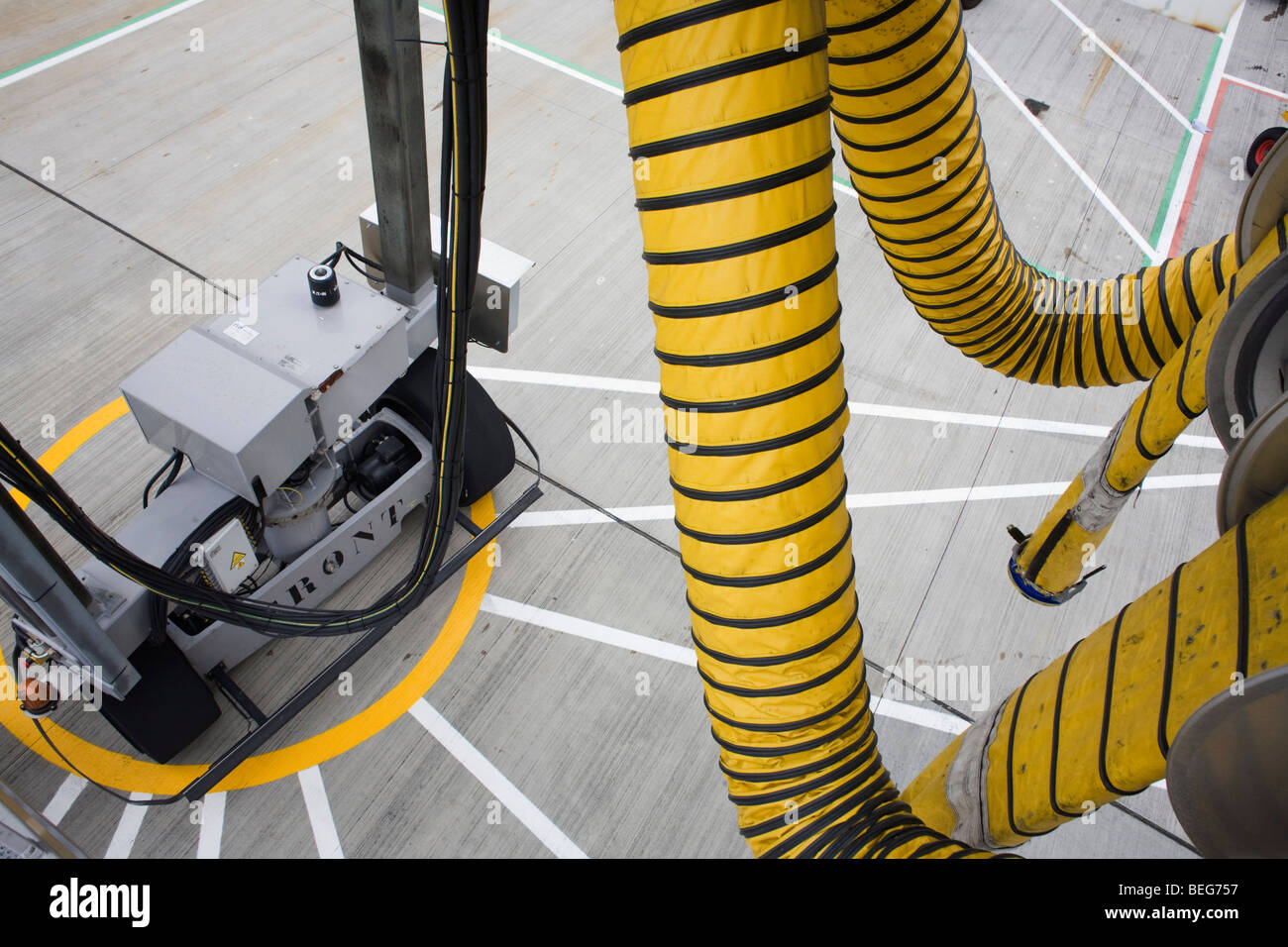 Jetty wheels and ducts for pre-conditioned air that feeds into parked ...
