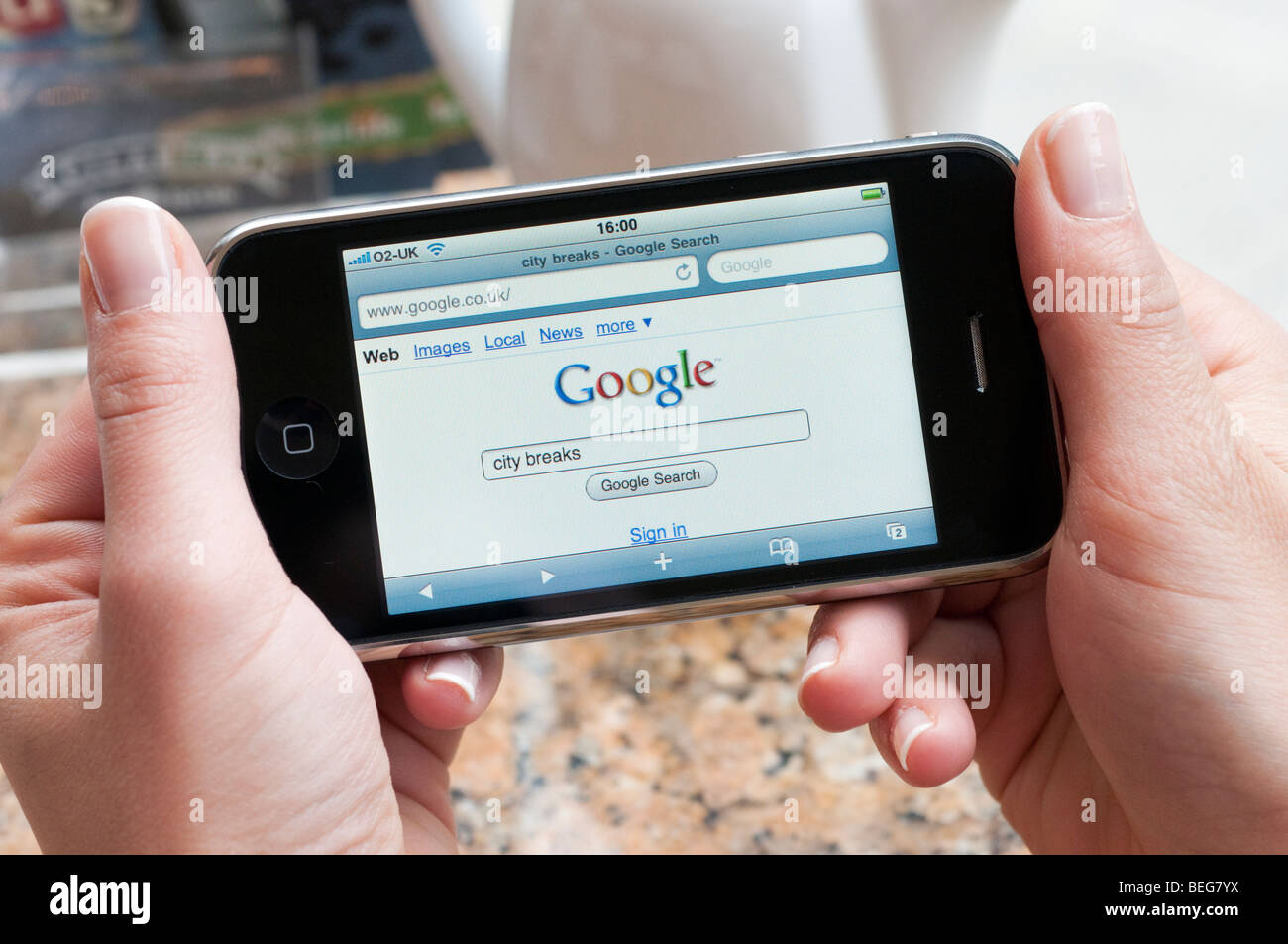 Apple iphone website close hi-res stock photography and images - Alamy