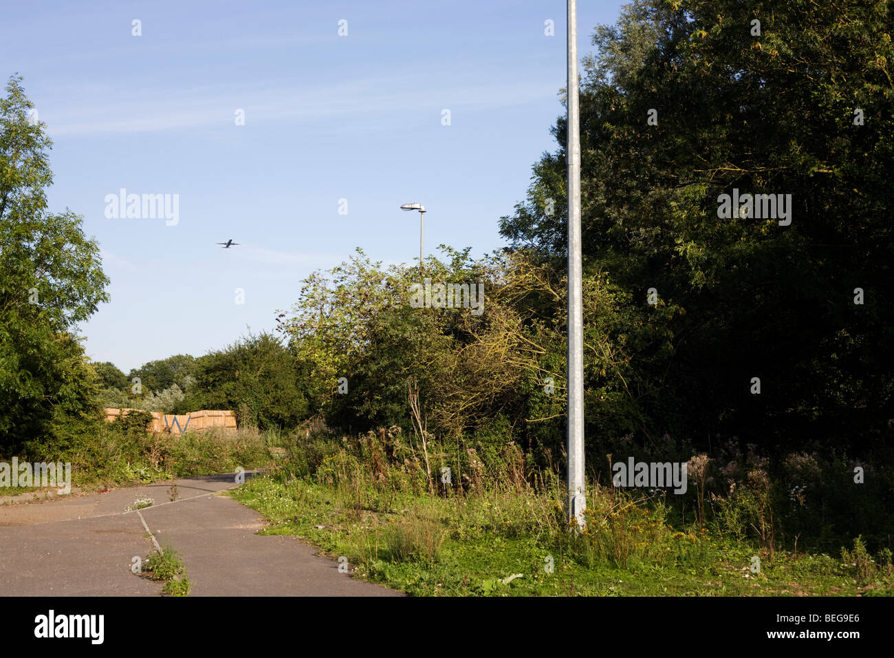 A passing airliner that passes overhead on a flight-path from Heathrow ...
