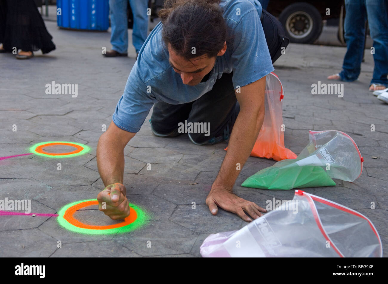 Joe Mangrum creates a painting using colored sand in Union Square in ...