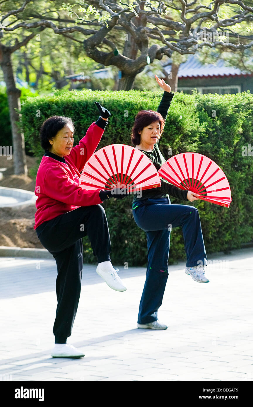 Ladies with fans hi-res stock photography and images - Alamy