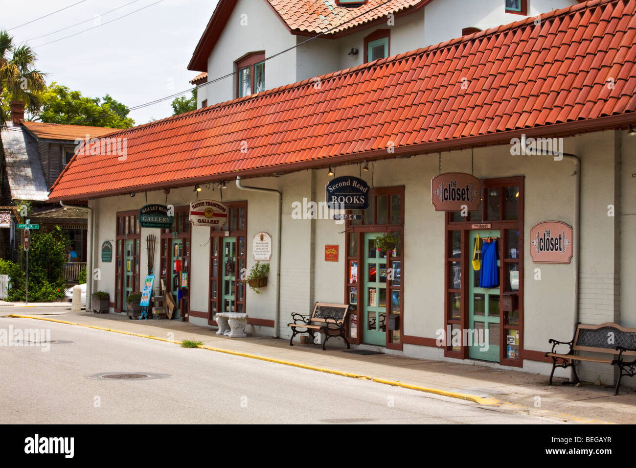 Back of stores hi-res stock photography and images - Alamy