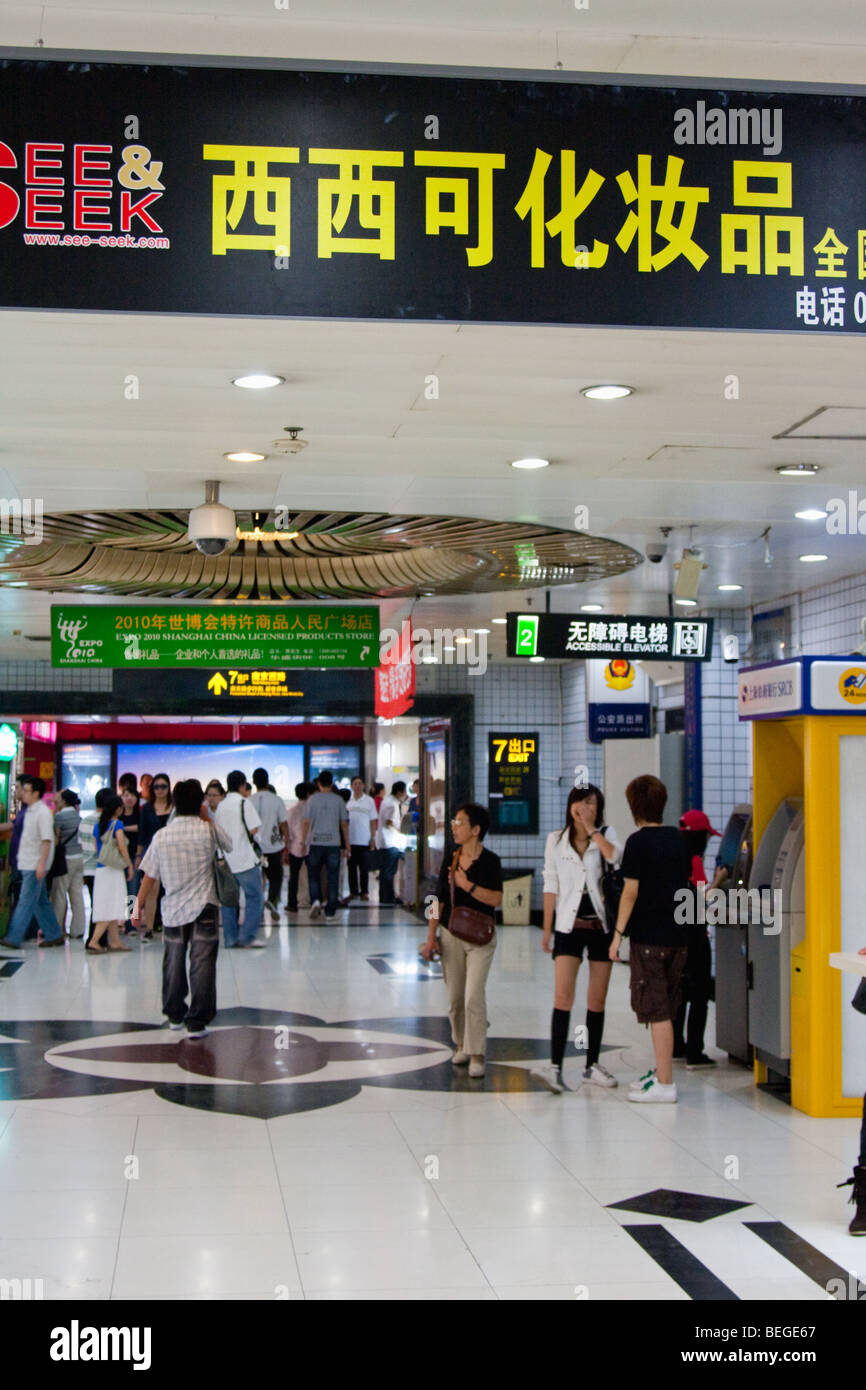 People walking around shopping mall hi-res stock photography and images ...