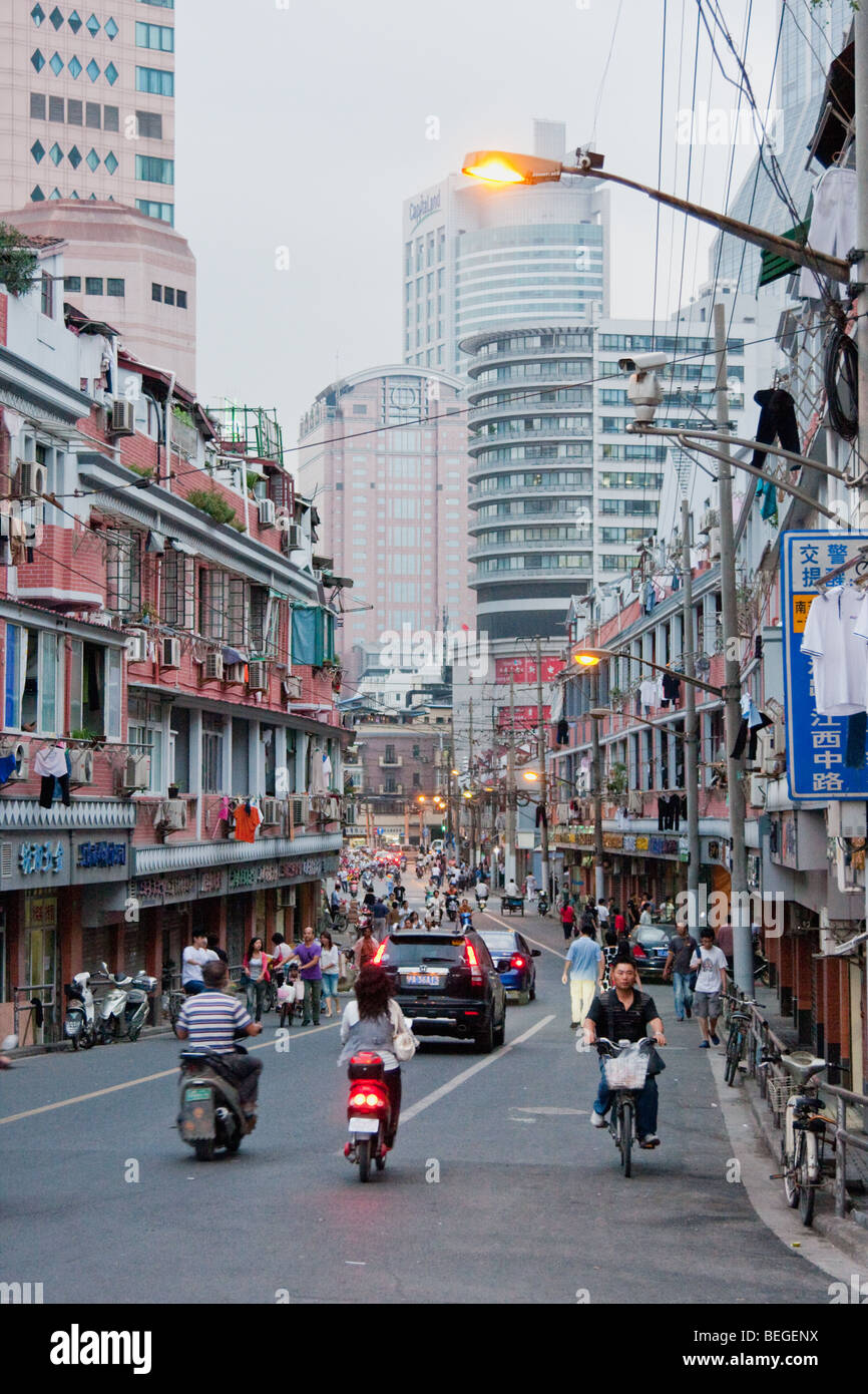 Shanghai street scene hi-res stock photography and images - Alamy