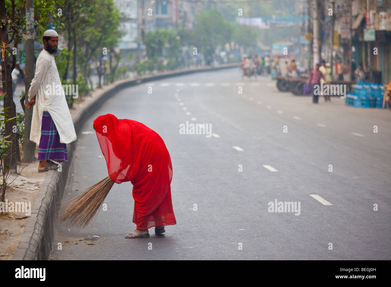 Woman sweeping the street in Dhaka Bangladesh Stock Photo - Alamy