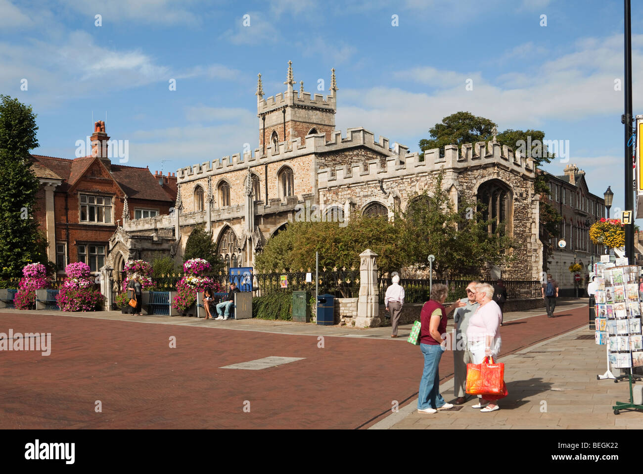 England, Cambridgeshire, Huntingdon, town centre, shoppers in ...