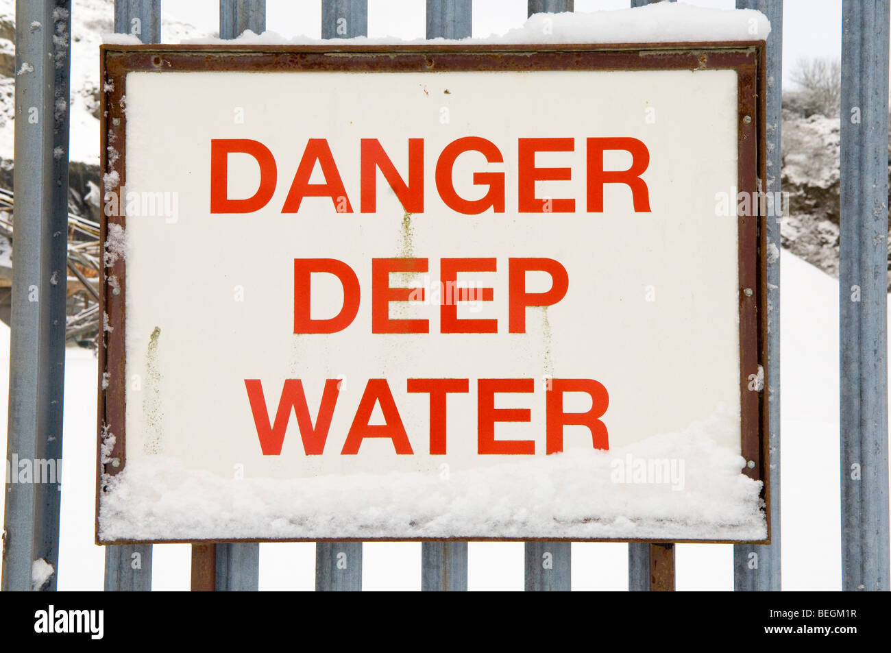 Danger keep out of water sign hi-res stock photography and images - Alamy