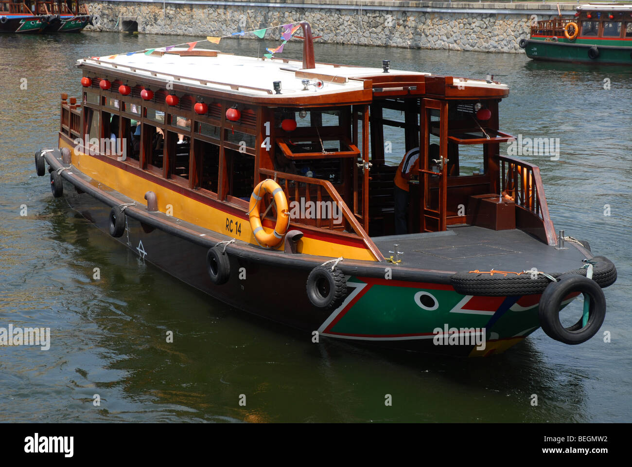 Bumboat singapore hi-res stock photography and images - Alamy