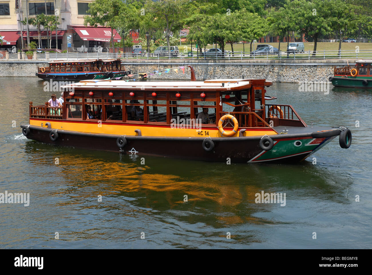 bumboat on the Singapore River, Singapore Stock Photo - Alamy