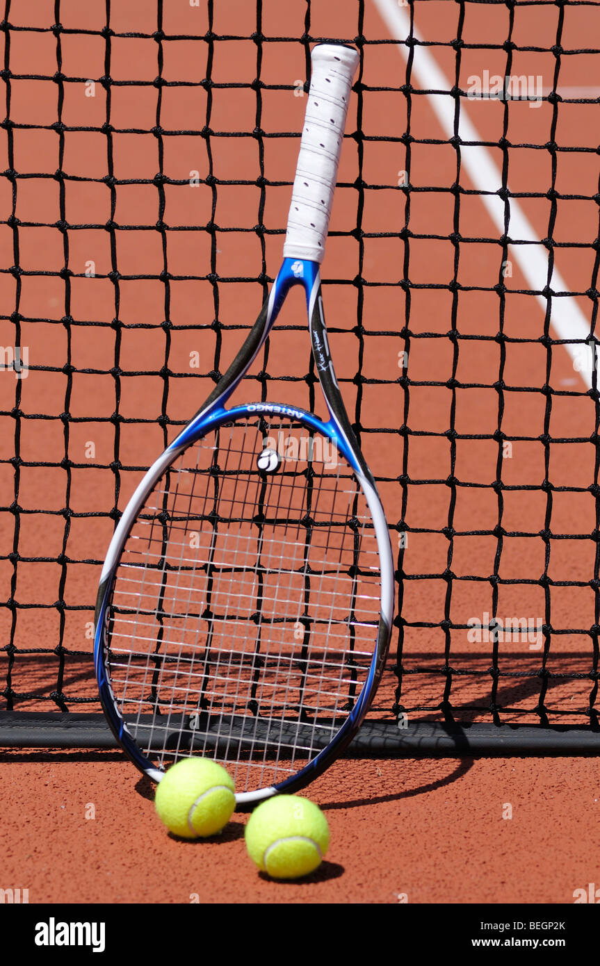 racket and tennis ball Stock Photo - Alamy