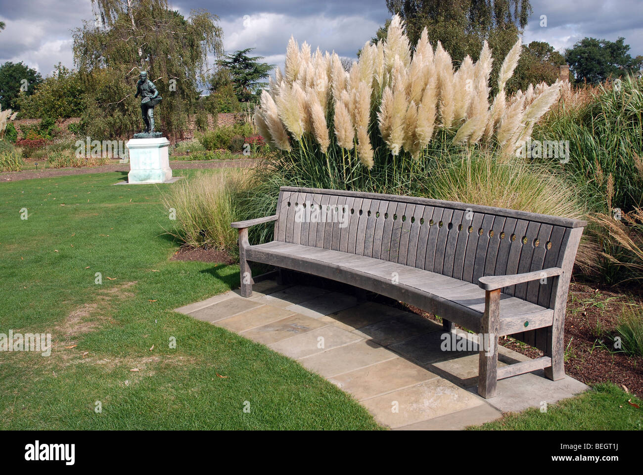 London park bench hi-res stock photography and images - Alamy