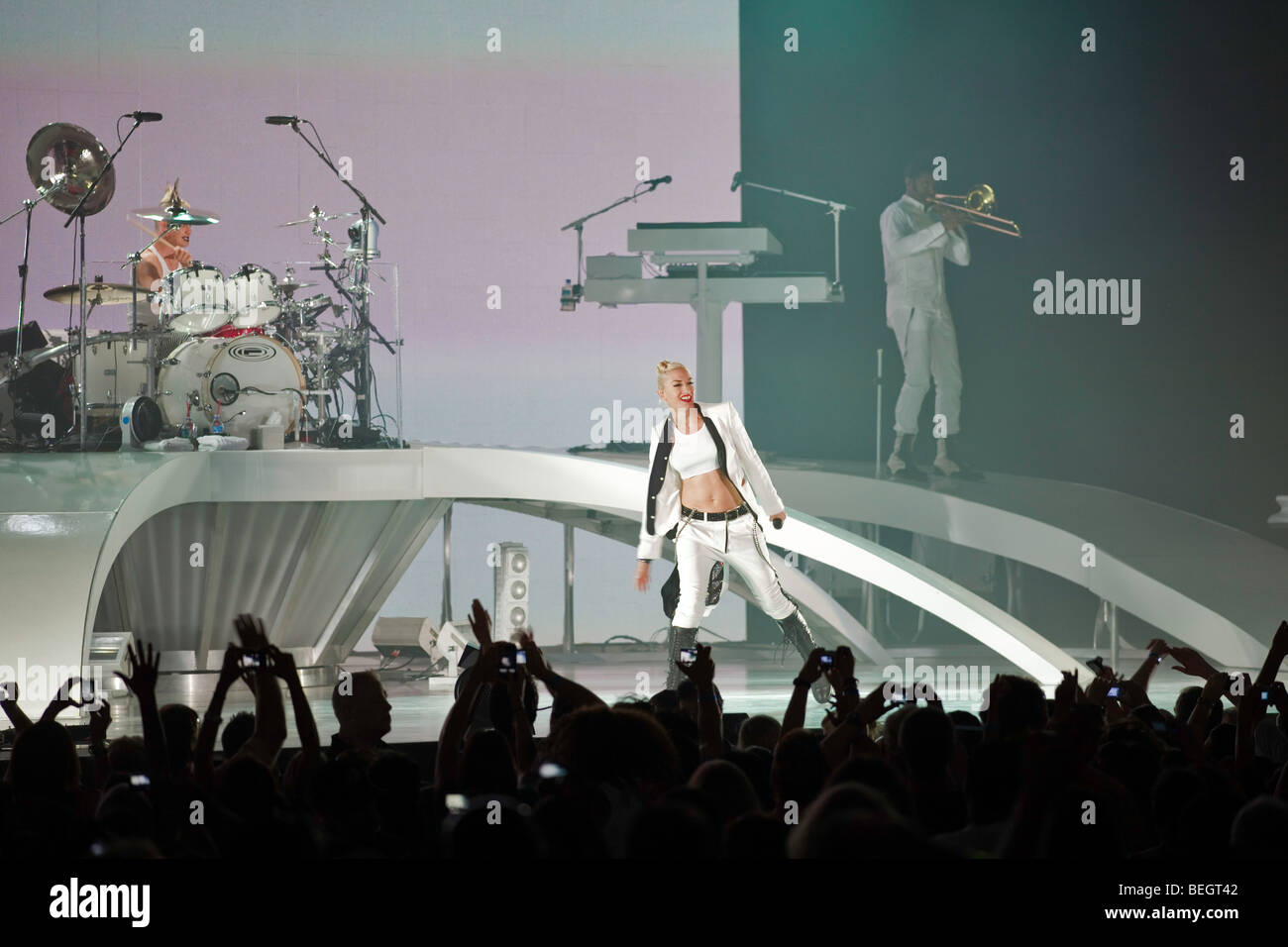 Lead singer no doubt hi-res stock photography and images - Alamy