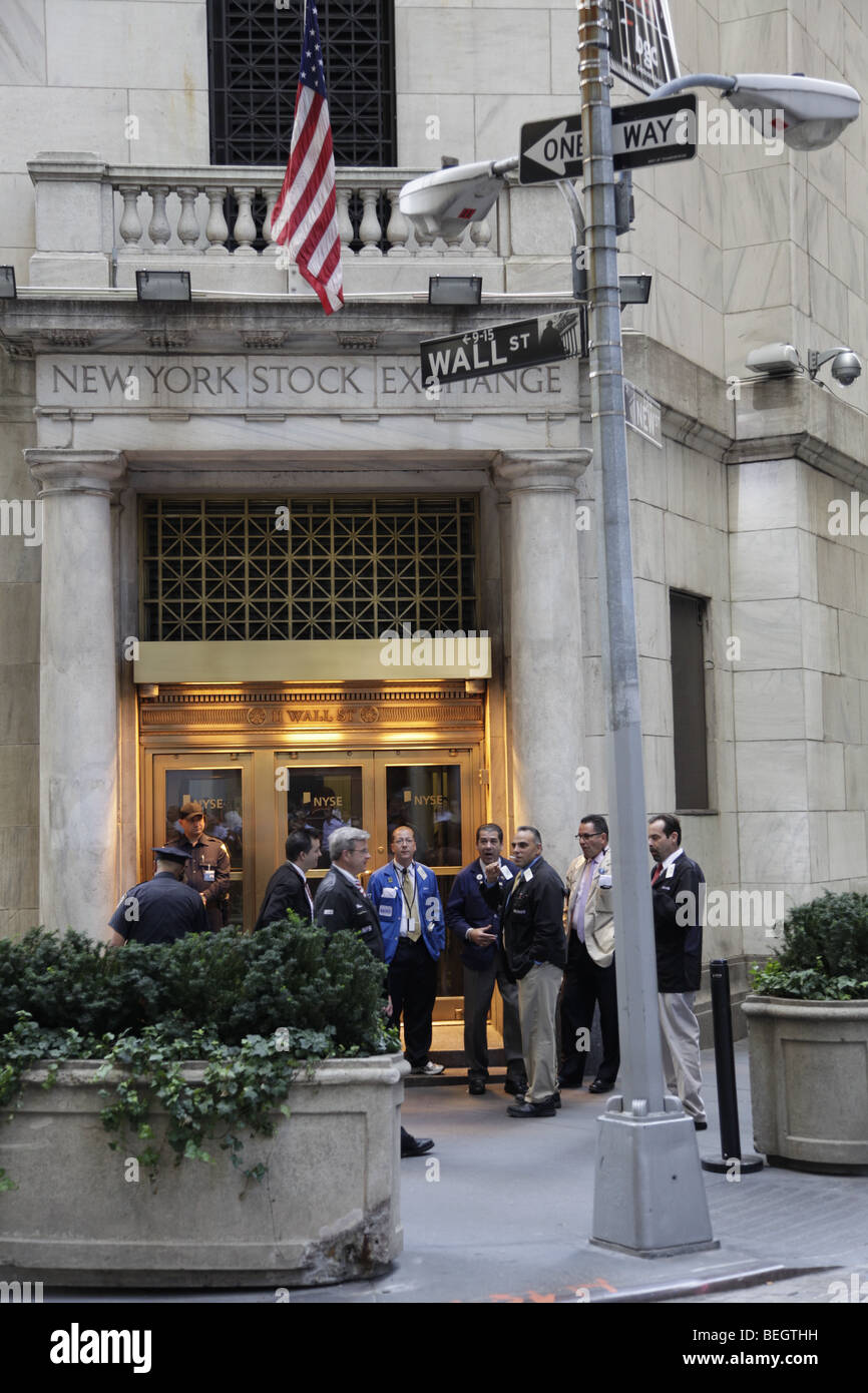 Group stock traders hi-res stock photography and images - Alamy