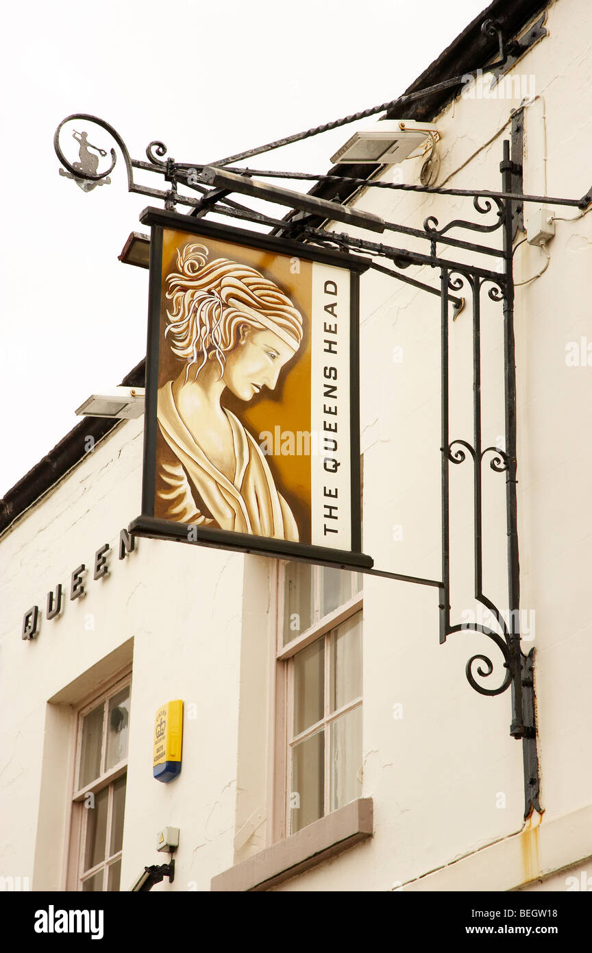 Queens head and pub sign hi-res stock photography and images - Alamy