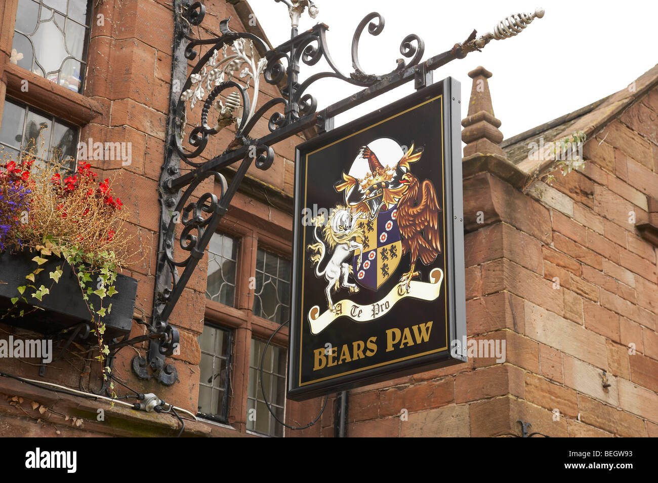 Bears Paw pub sign in Frodsham UK Stock Photo - Alamy