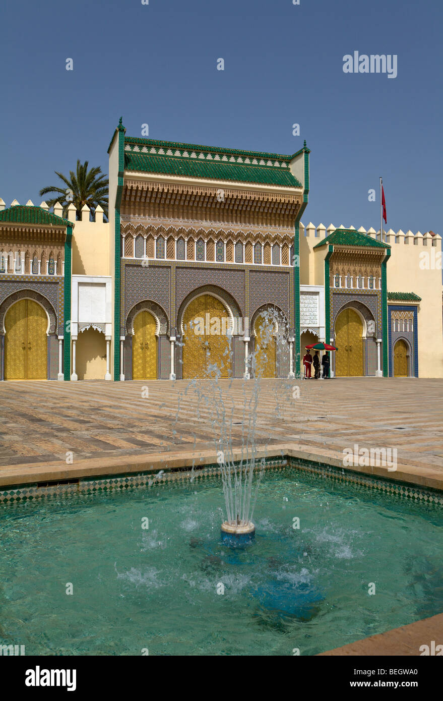 Royal palace gates hi-res stock photography and images - Alamy