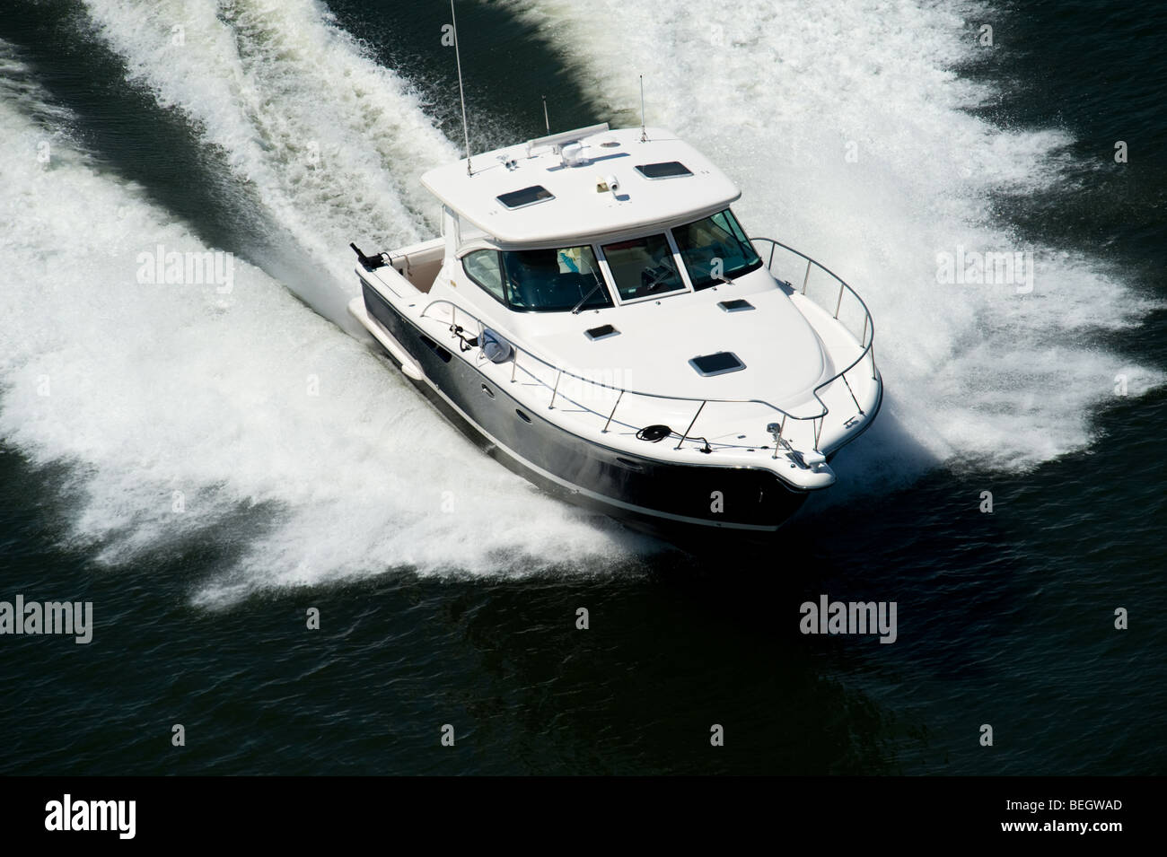 High speed yacht hi-res stock photography and images - Alamy