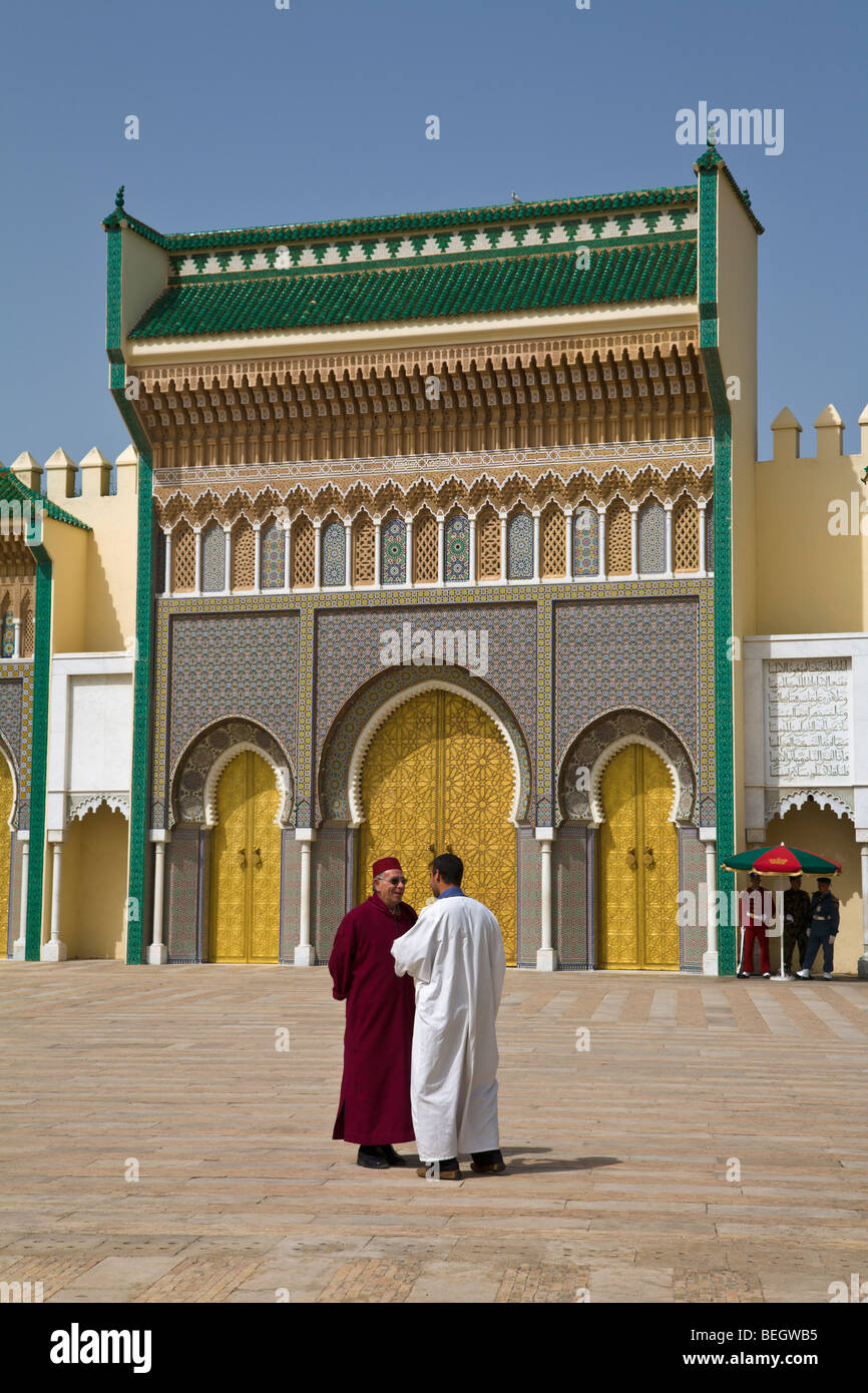 Royal palace gates hi-res stock photography and images - Alamy