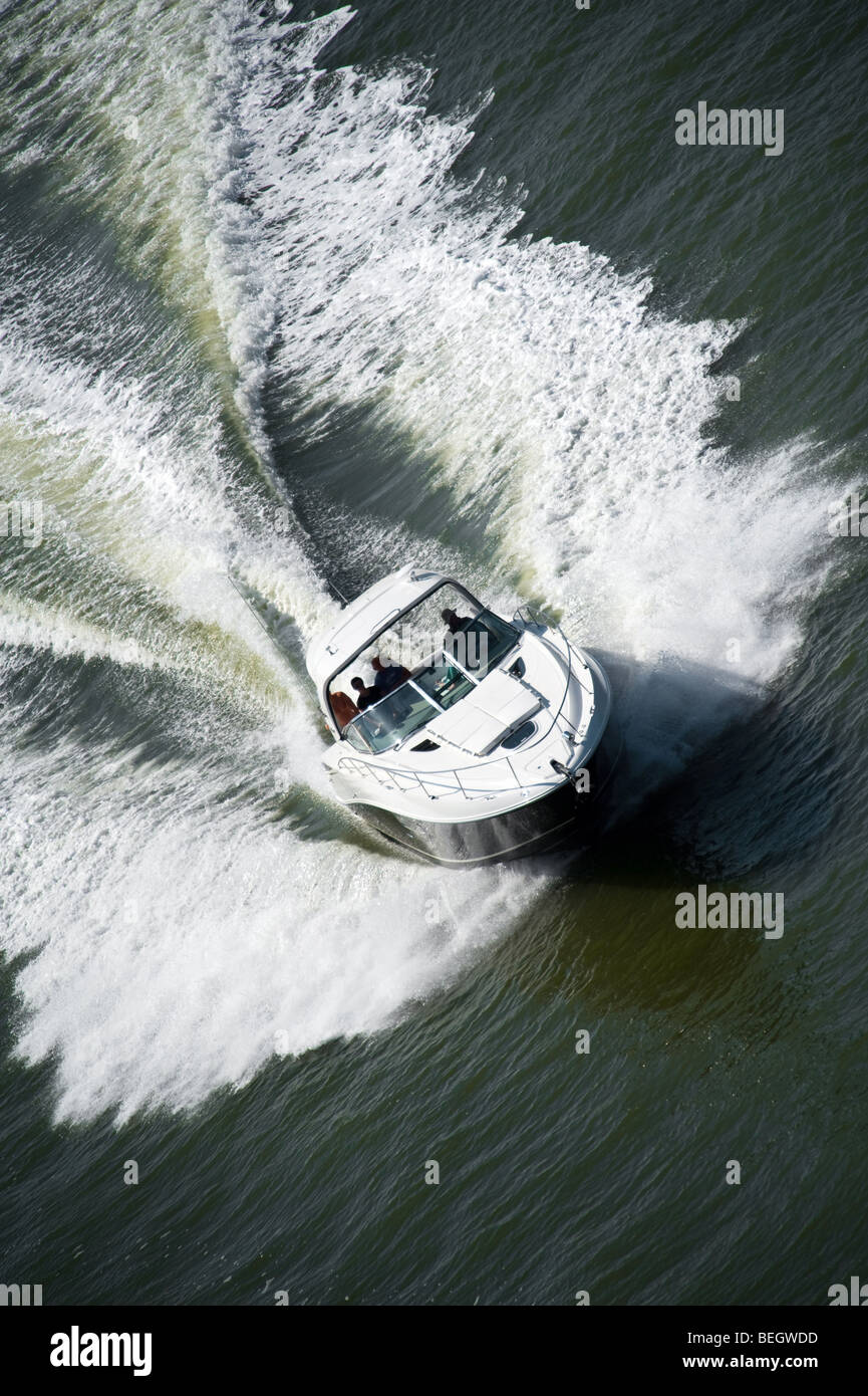 Fast boat wake hi-res stock photography and images - Alamy