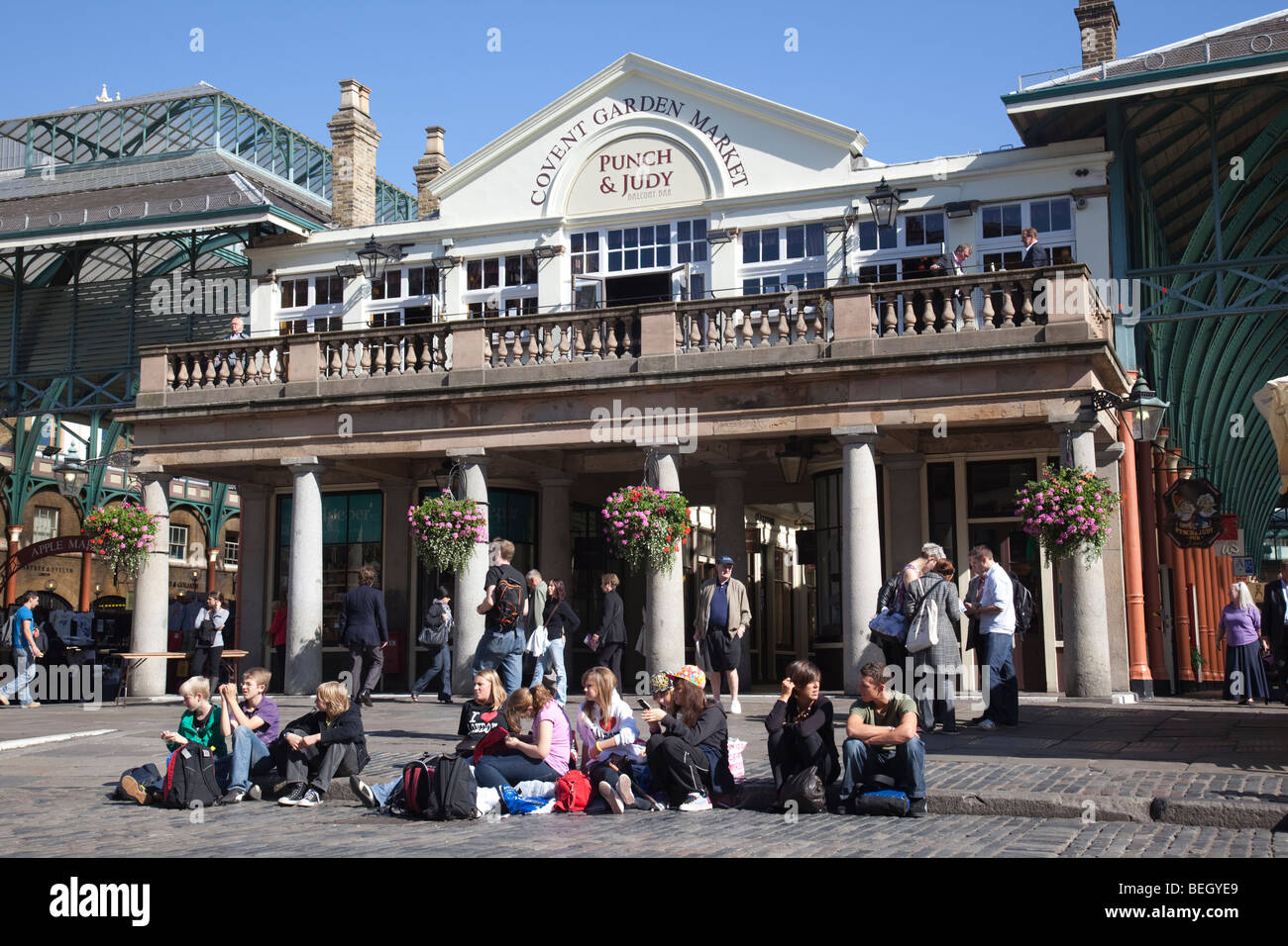 Piazza square tourists london hi-res stock photography and images - Alamy