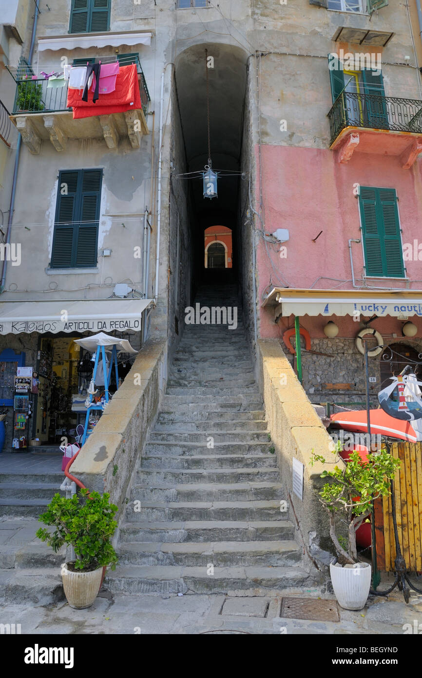 Back alleys hi-res stock photography and images - Alamy