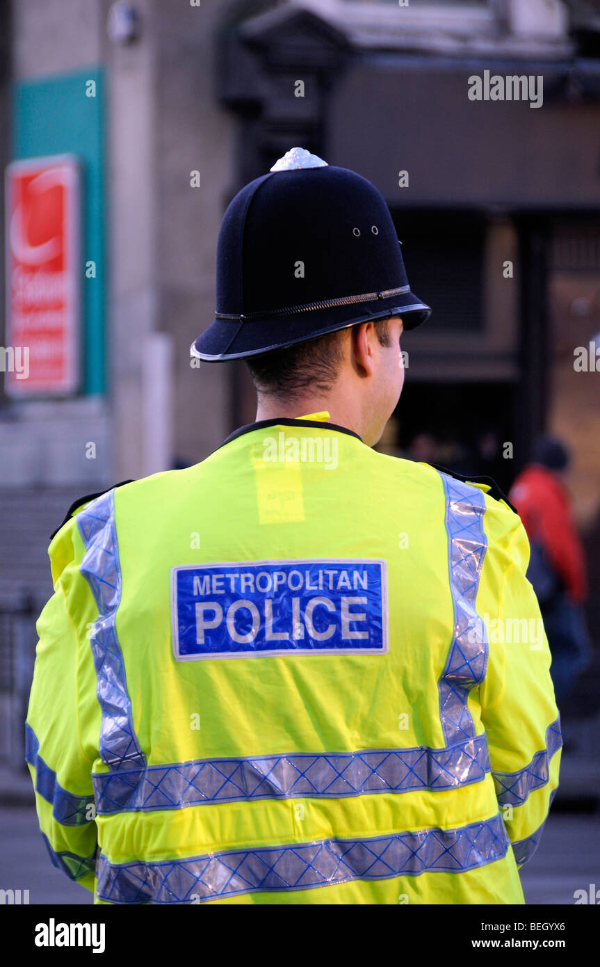 Metropolitan Police Officer from rear Stock Photo - Alamy