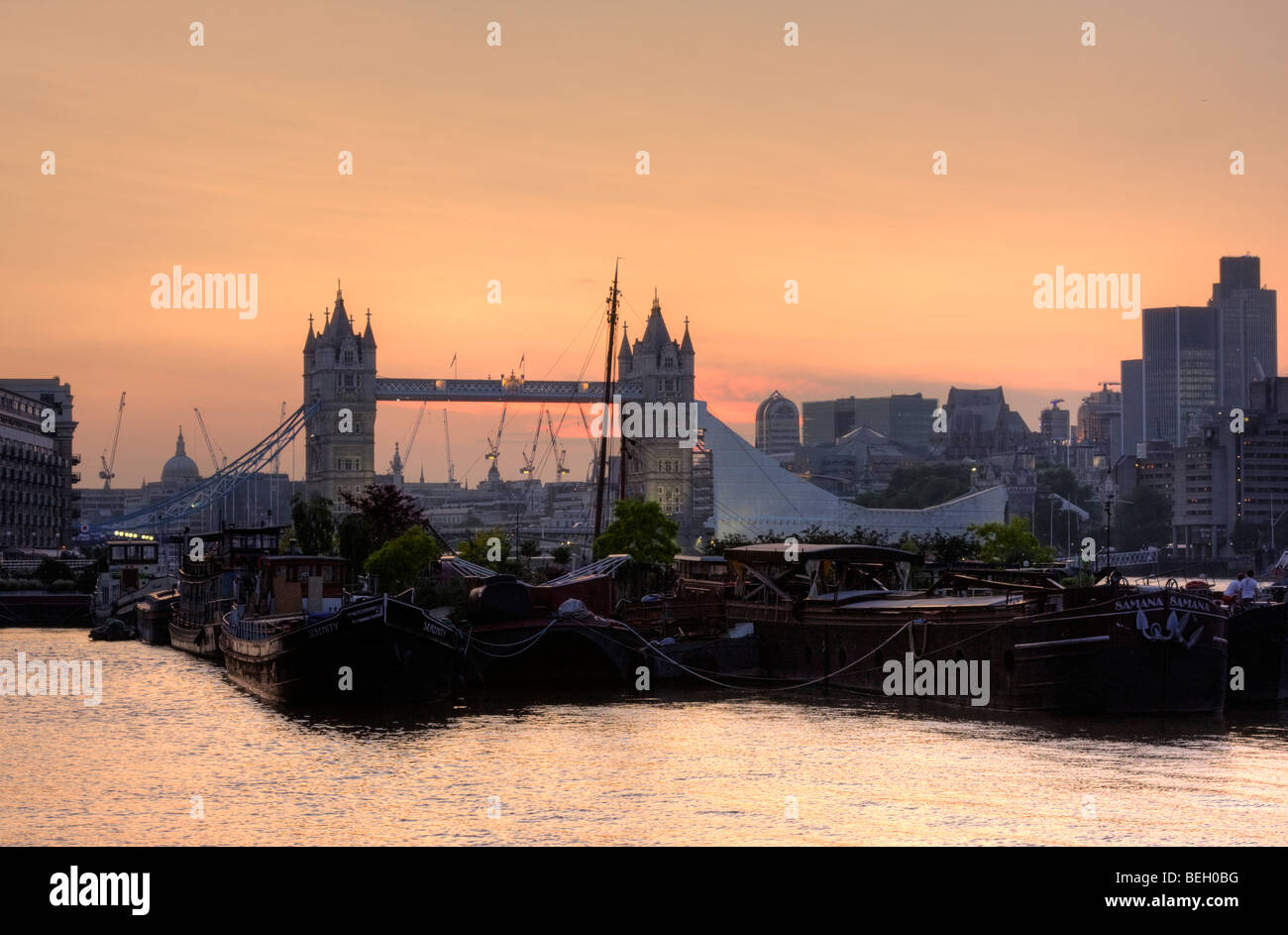 Repainting tower bridge hi-res stock photography and images - Alamy