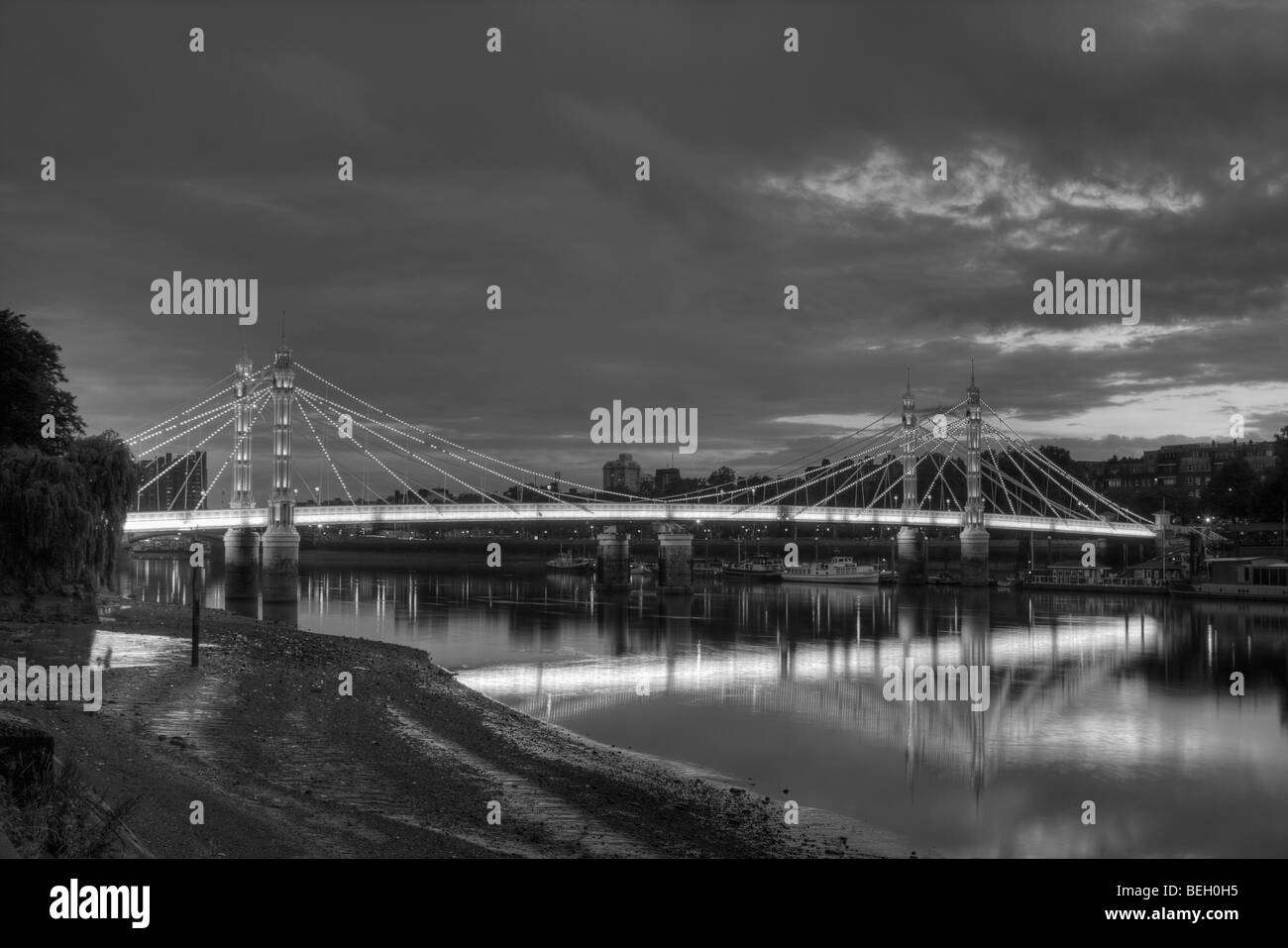 Dusk falls over the Albert Bridge and the River Thames in London ...