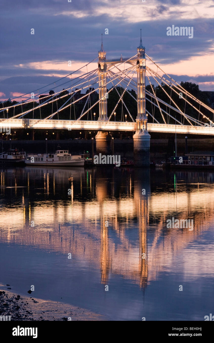Dusk falls over the Albert Bridge and the River Thames in London ...