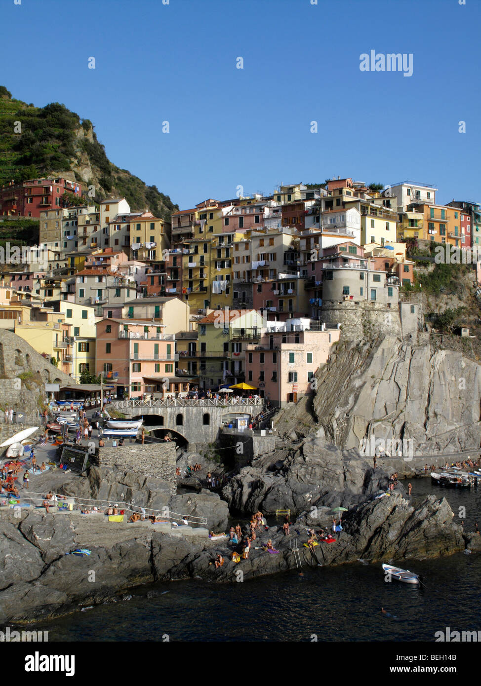 General view of cliffside town and harbour of Manarola in the Cinque ...