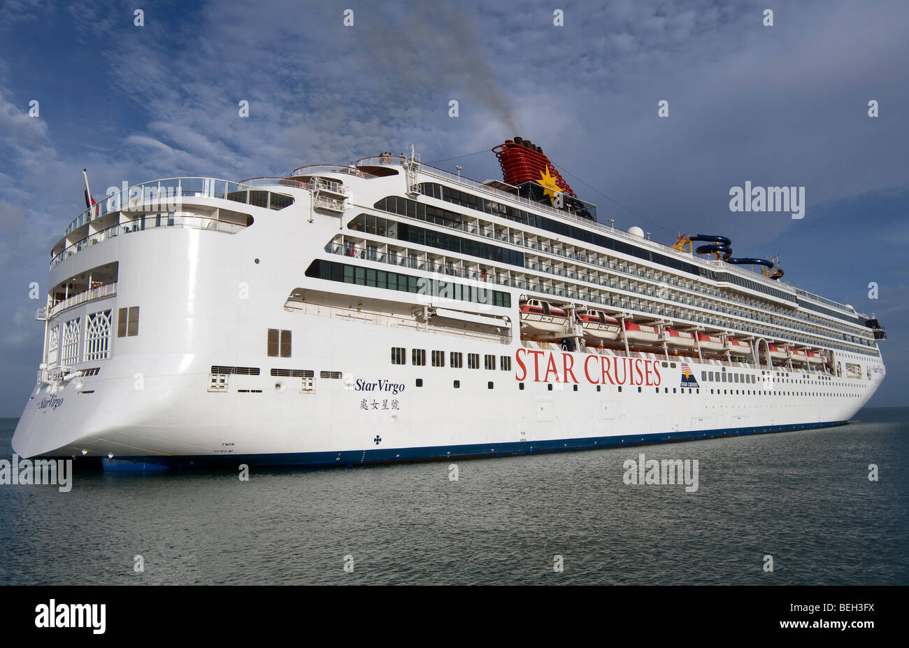 The Star Virgo cruise ship setting sail from the port of Phuket ...