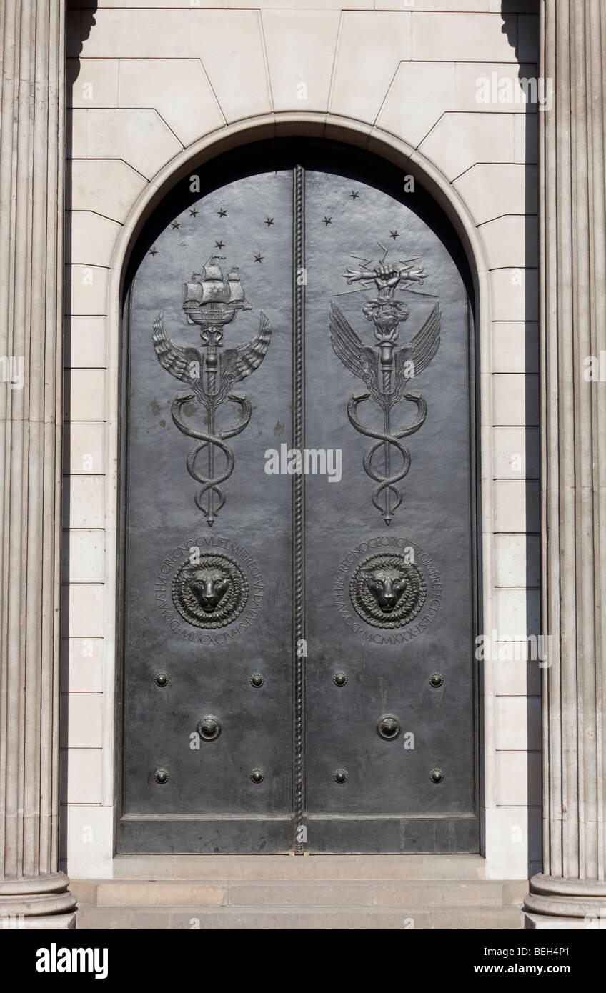 main entrance door, Bank of England, facade on Threedneedle Street ...