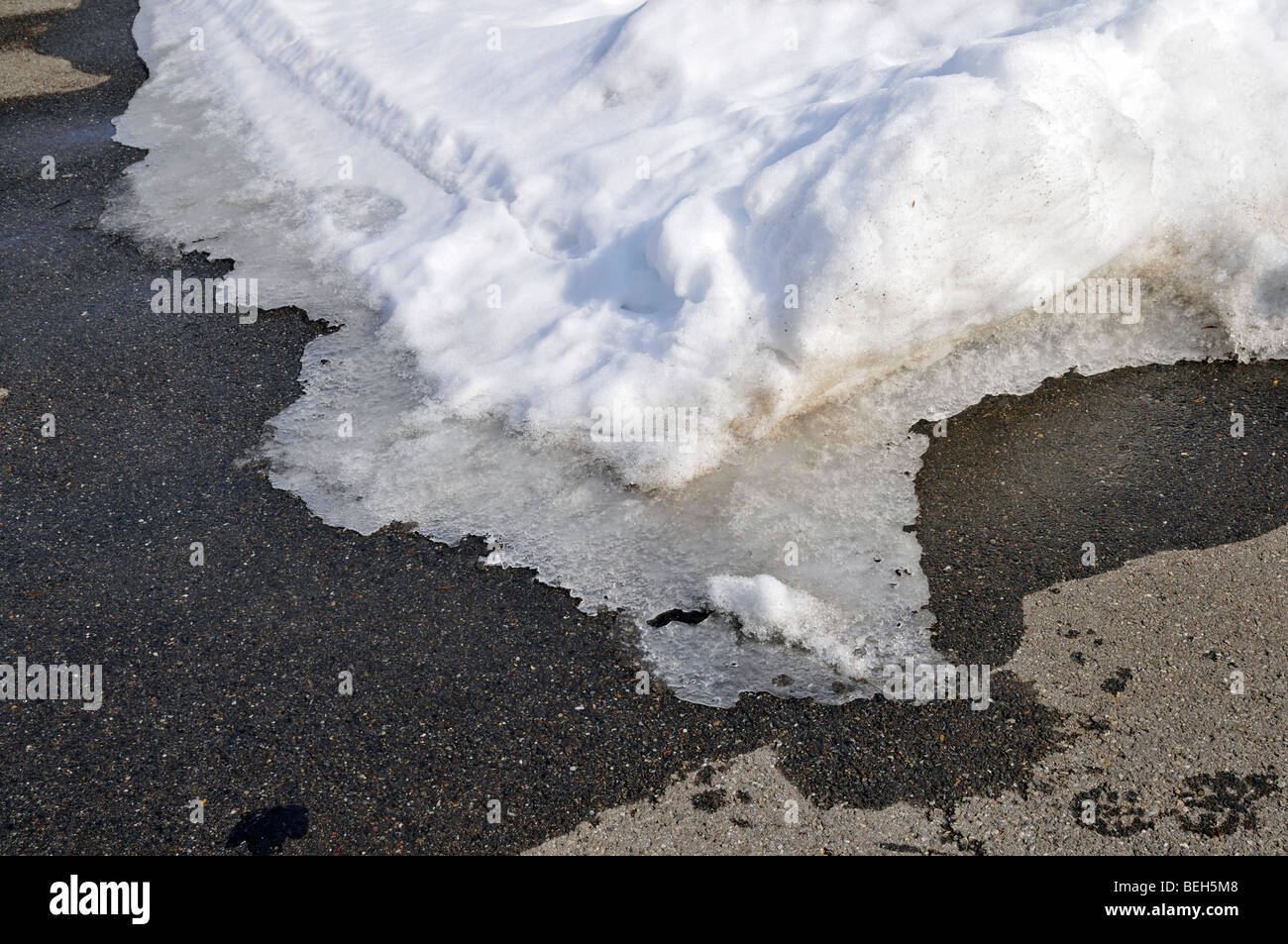 Melting tarmac hi-res stock photography and images - Alamy