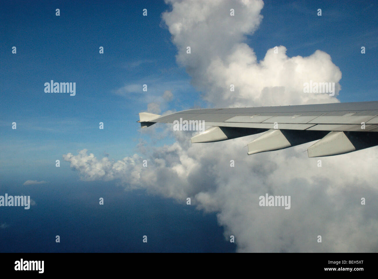 Airplane wing close hi-res stock photography and images - Alamy
