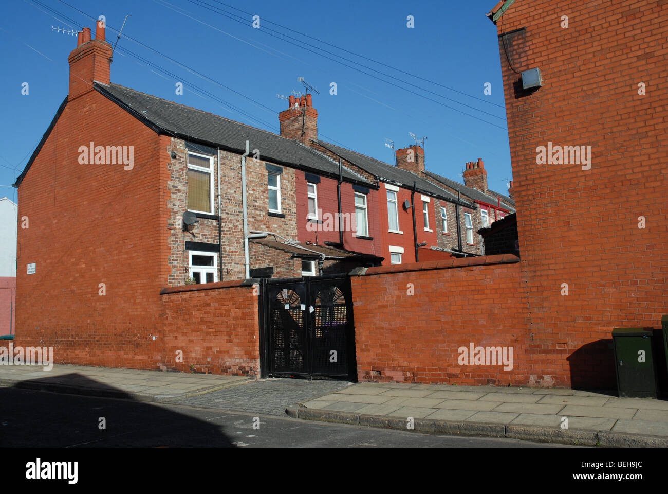 A lockable gate to an alleyway in the north of England Stock Photo - Alamy