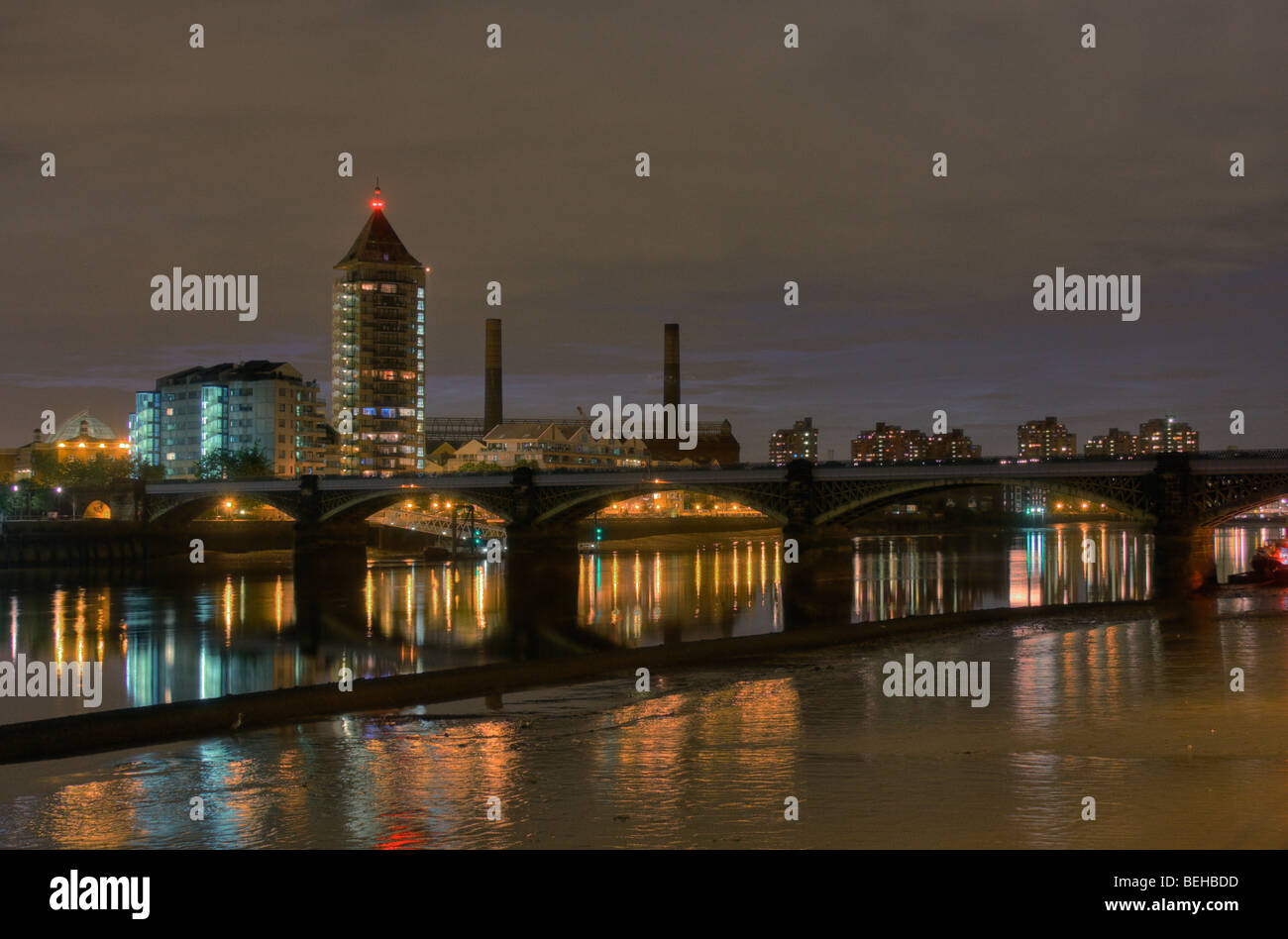 Chelsea harbour waterfront london hi-res stock photography and images ...