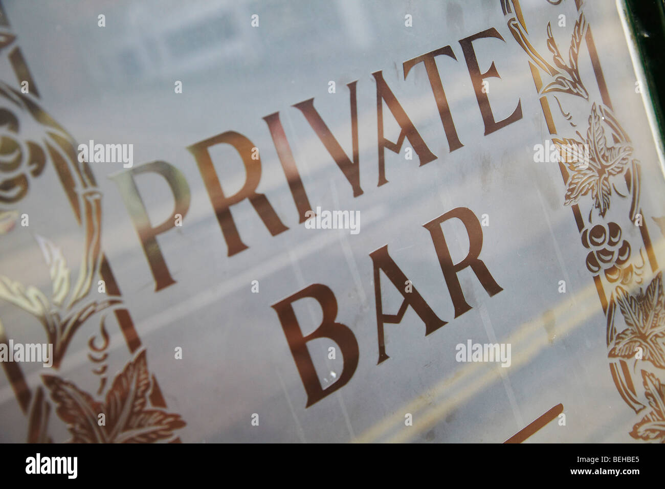 English pub door hi-res stock photography and images - Alamy