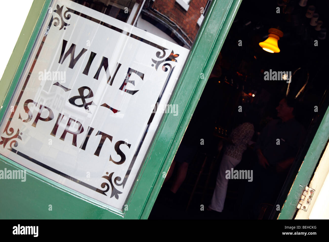English pub front hi-res stock photography and images - Alamy