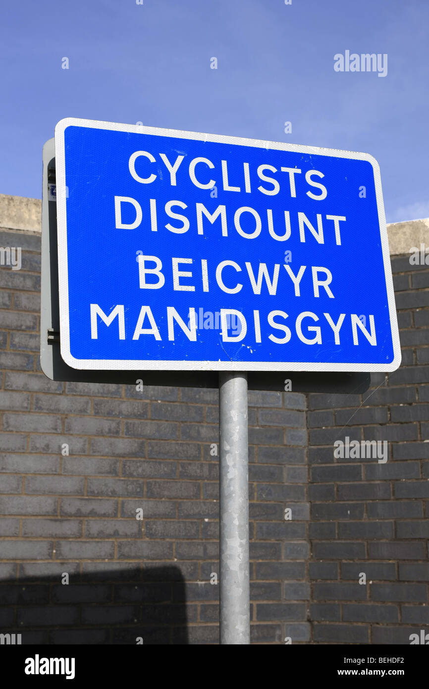 Cyclist dismount sign hi-res stock photography and images - Alamy