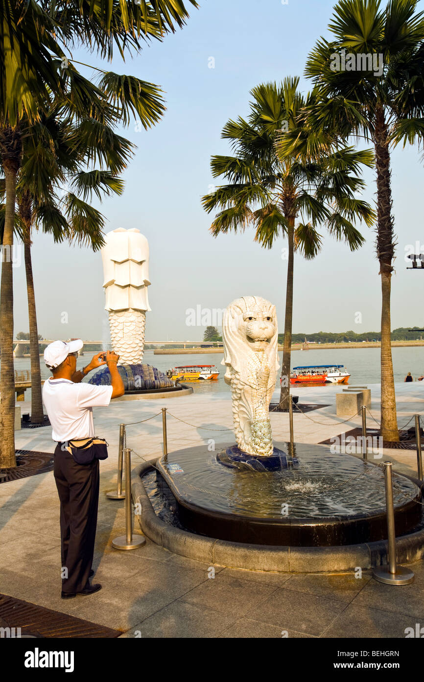 Singapore, River District, Merlion Park. Merlion statue at dusk Stock ...