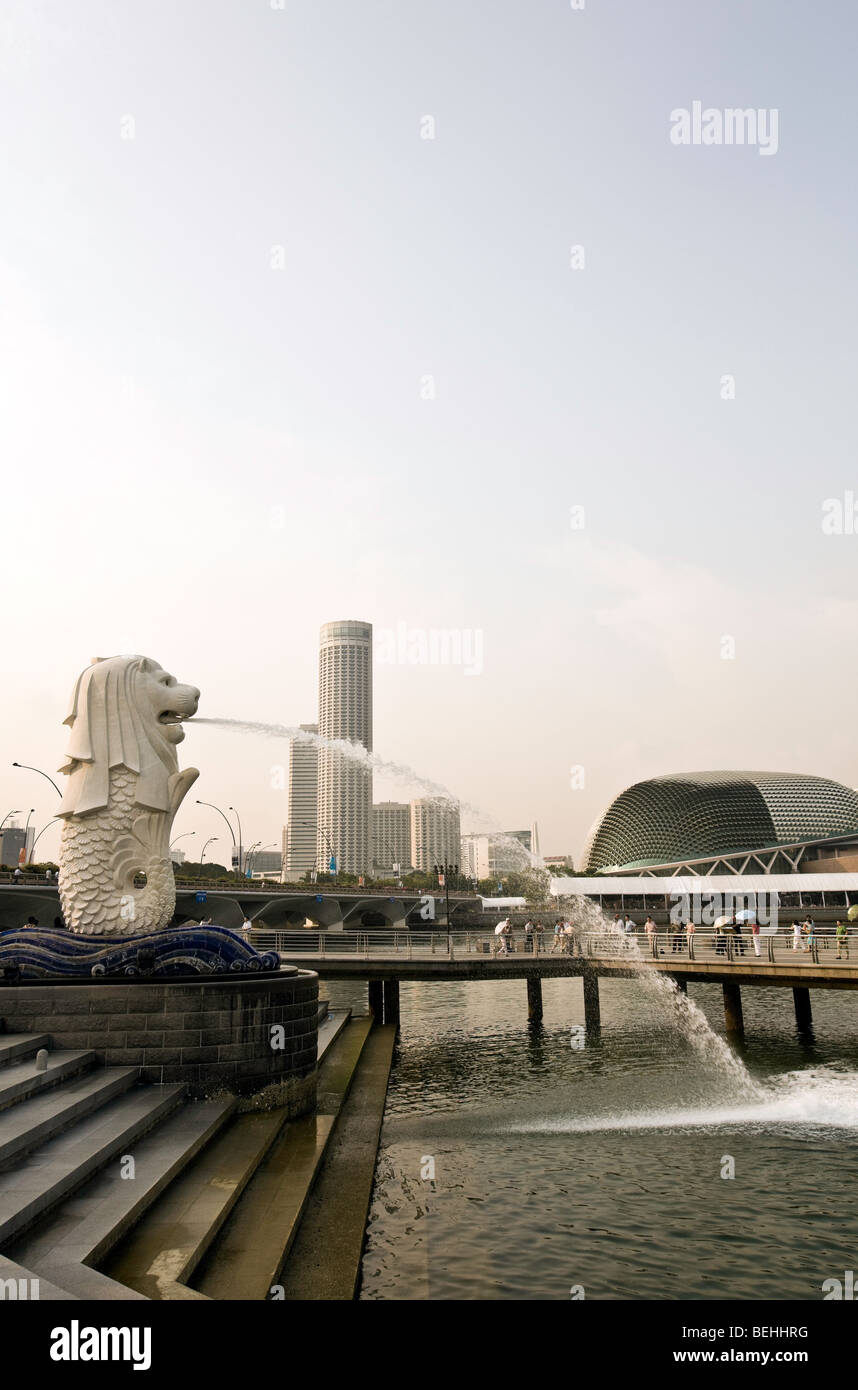 Singapore, River District, Merlion Park. Merlion statue at dusk Stock ...