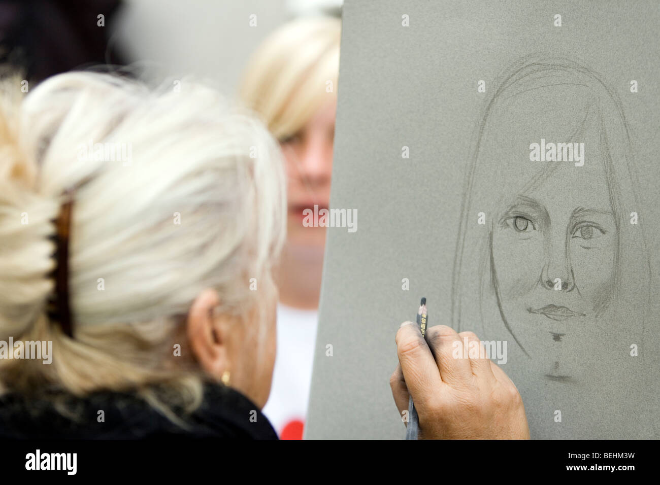 Artist drawing portrait in montmartre hi-res stock photography and ...