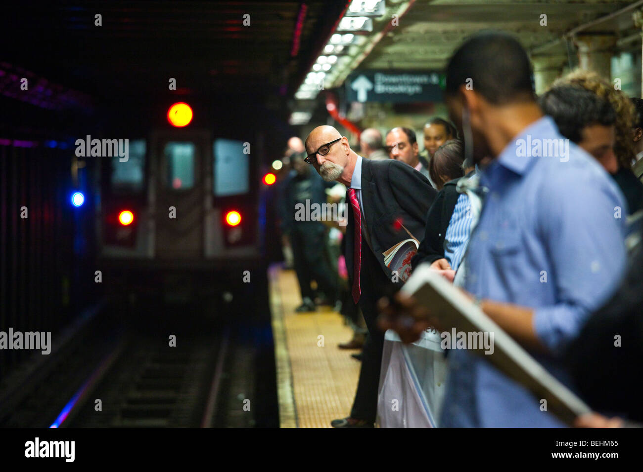Crowded subway platform in Manhattan in New York City Stock Photo - Alamy