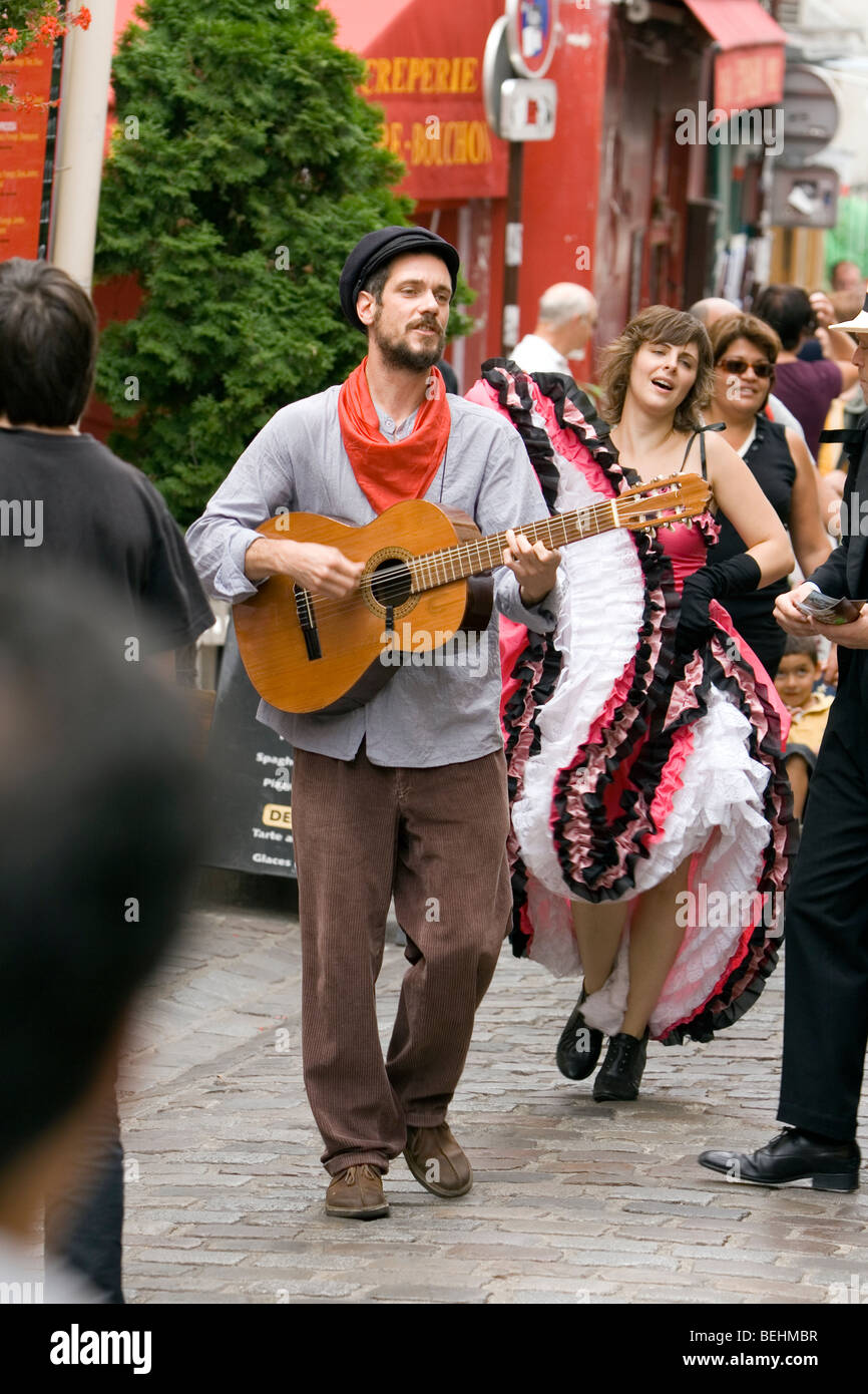 Street performers paris hi-res stock photography and images - Alamy