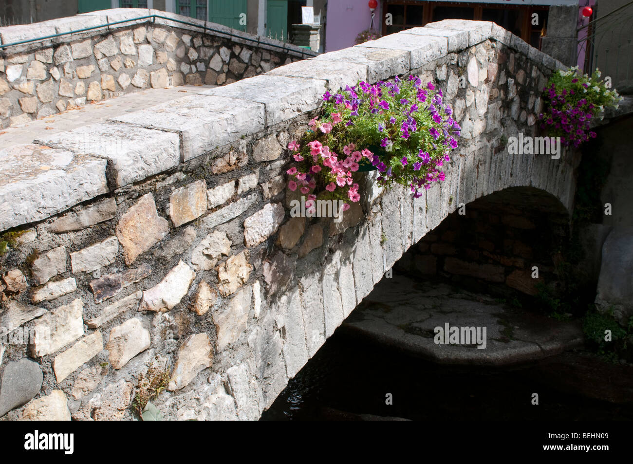 Old stone bridge south of france hi-res stock photography and images ...