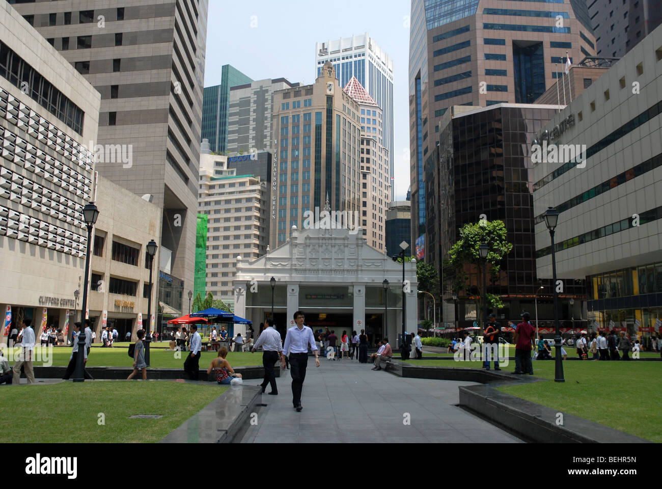 Business people raffles place singapore hi-res stock photography and ...