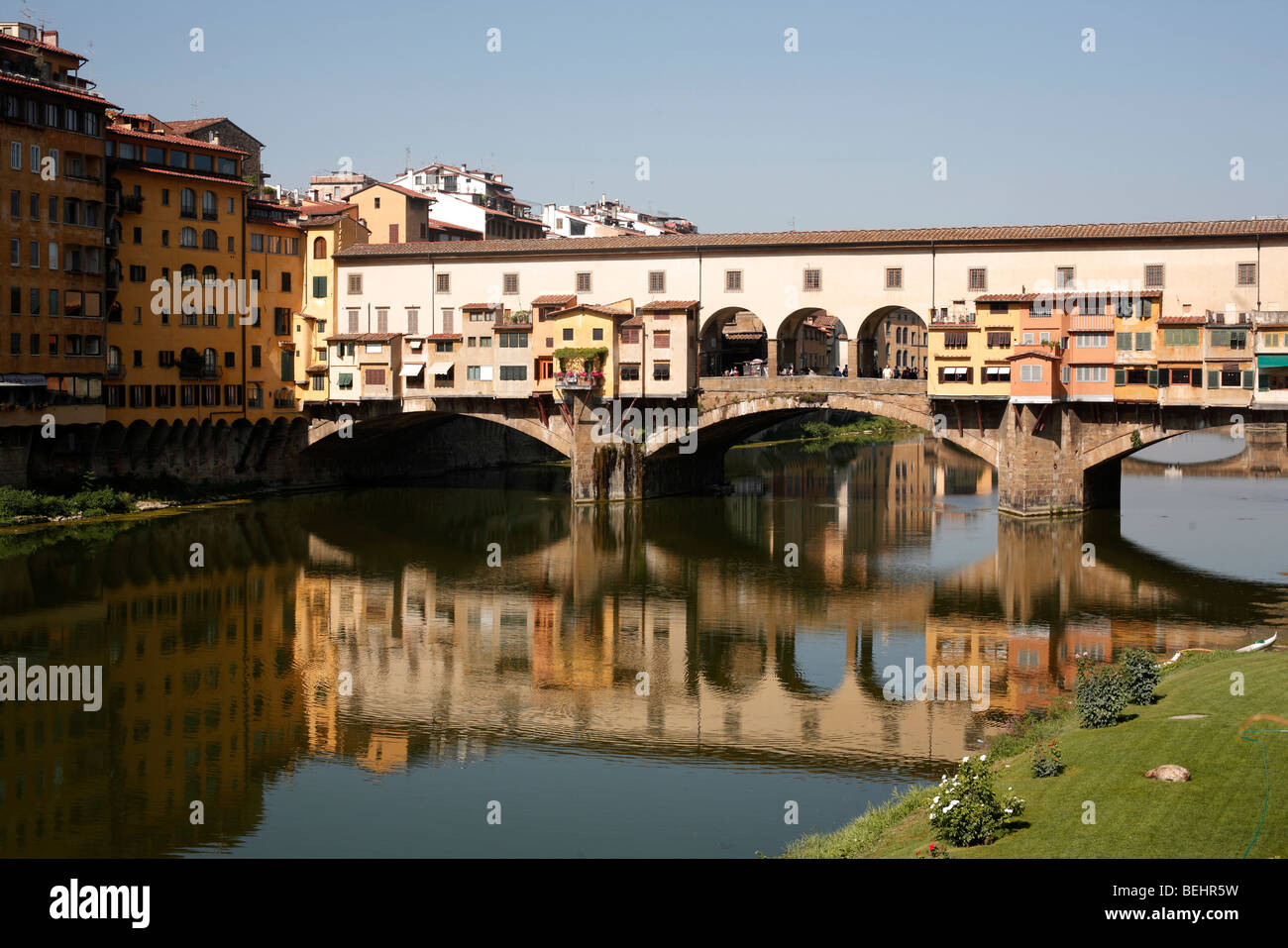 The Ponte Vecchio bridge over the River Arno in the Tuscan city of ...