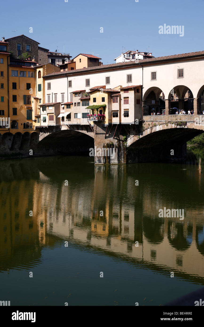The Ponte Vecchio bridge over the River Arno in the Tuscan city of ...